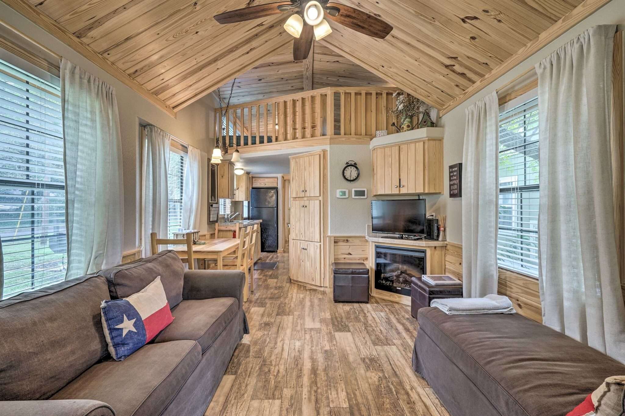Cozy Cabin Tiny House next to Austin and the San Marcos River - Dream ...