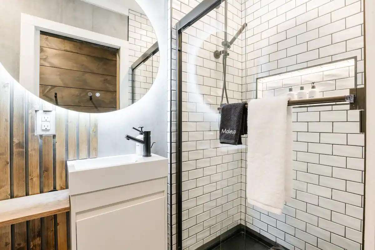 Absolutely Gorgeous Waterfall-Hamock-Jacuzzi Container House - Dream ...