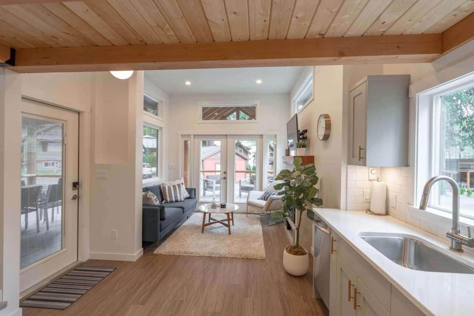 Bellevue Tiny Cottage by Wildwood Lakefront - Dream Tiny Living