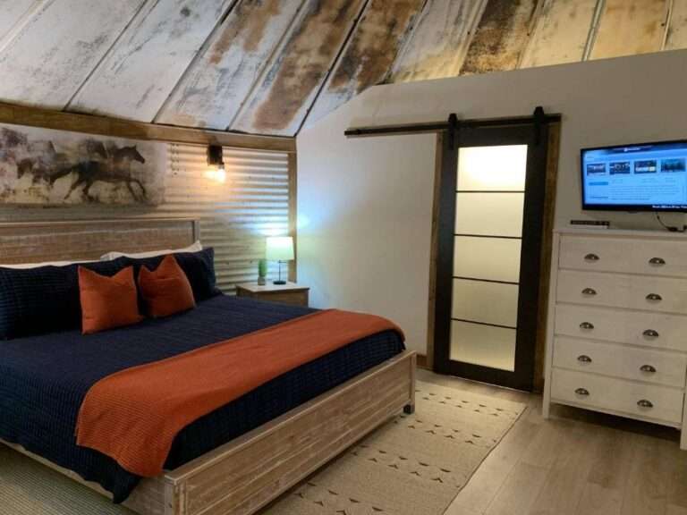 Grain Silo Home with Beautiful Mountain View - Dream Tiny Living