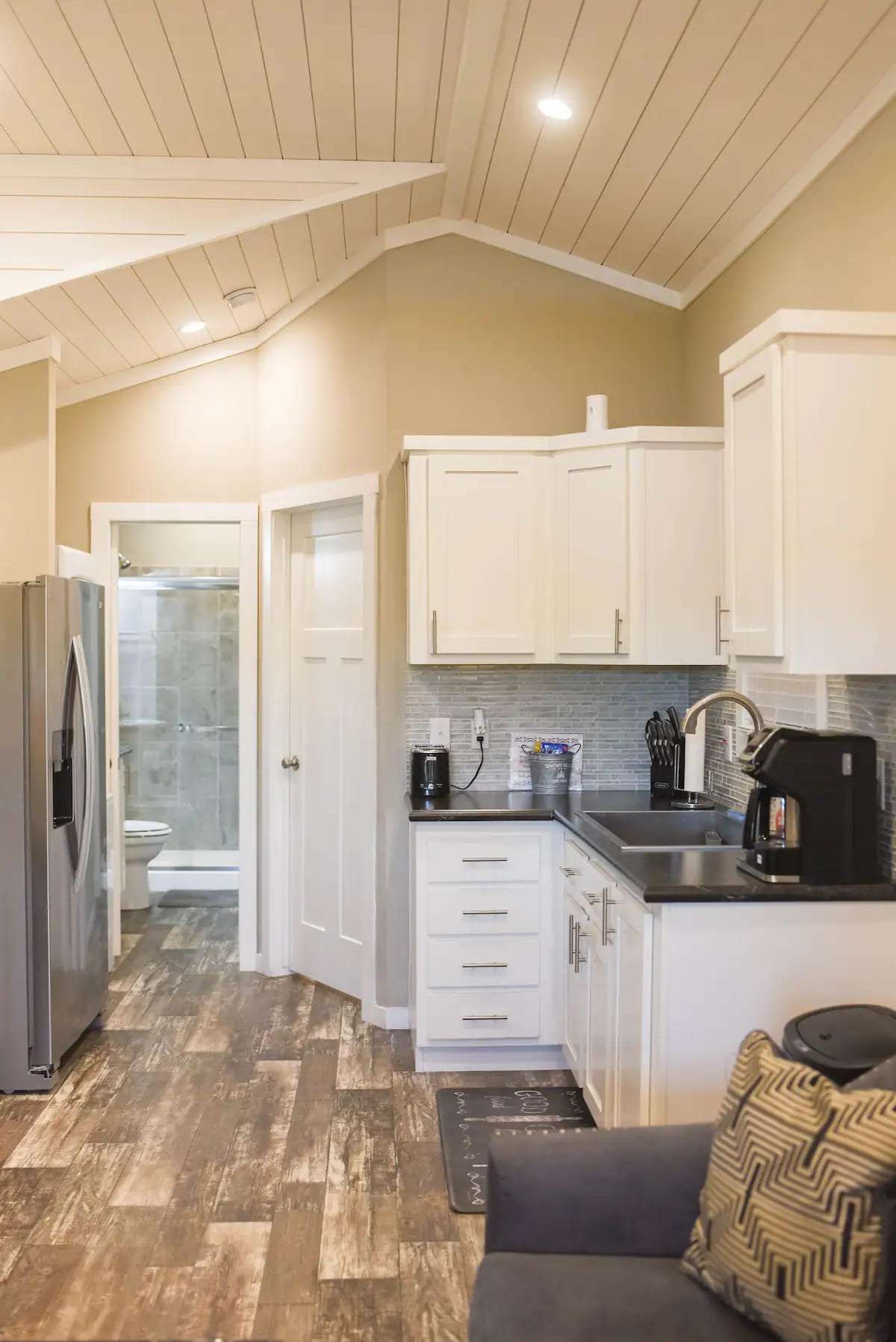 Modern and Romantic Themed Tiny Home - Dream Tiny Living