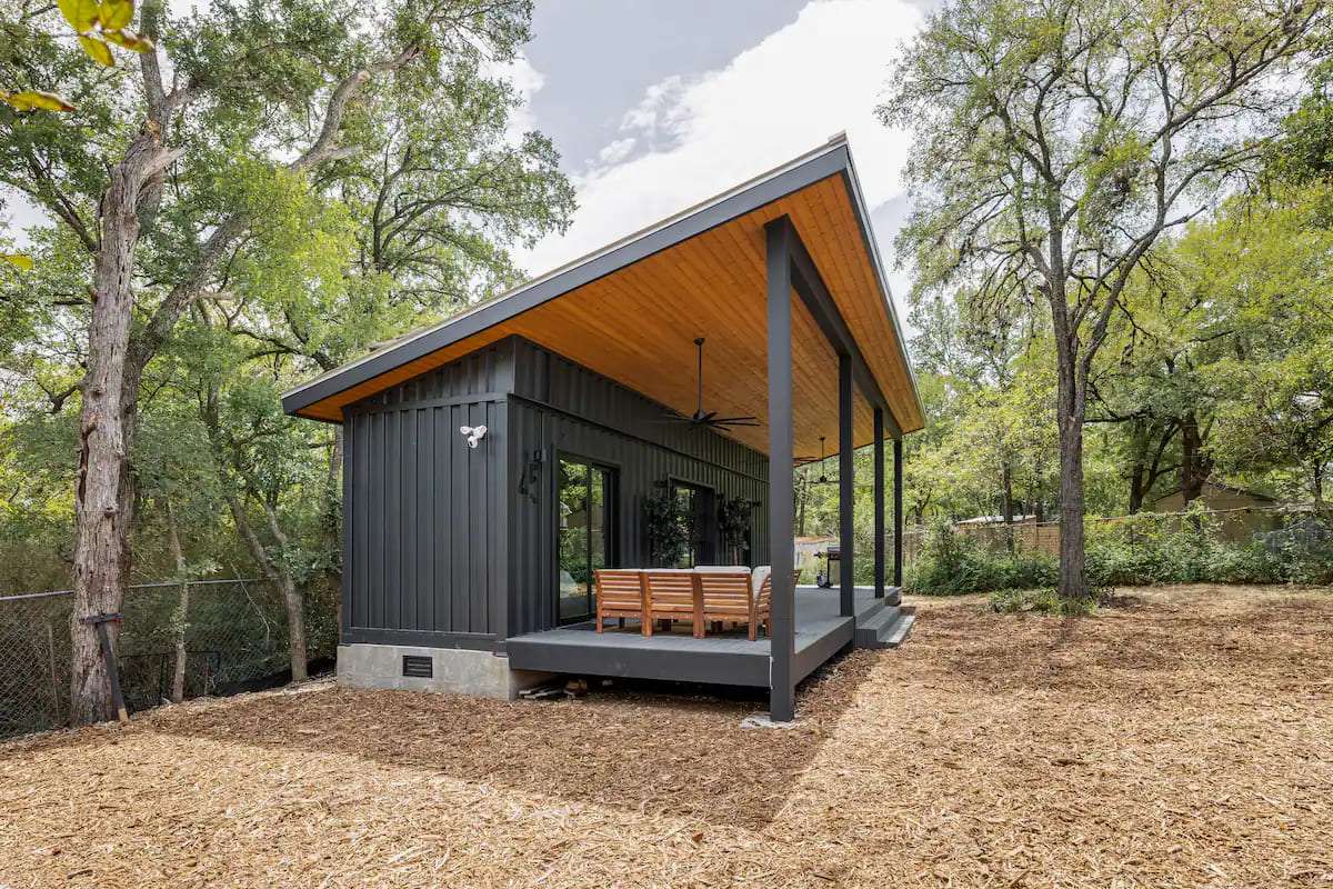 Unique Industrial Small Guest House - Dream Tiny Living