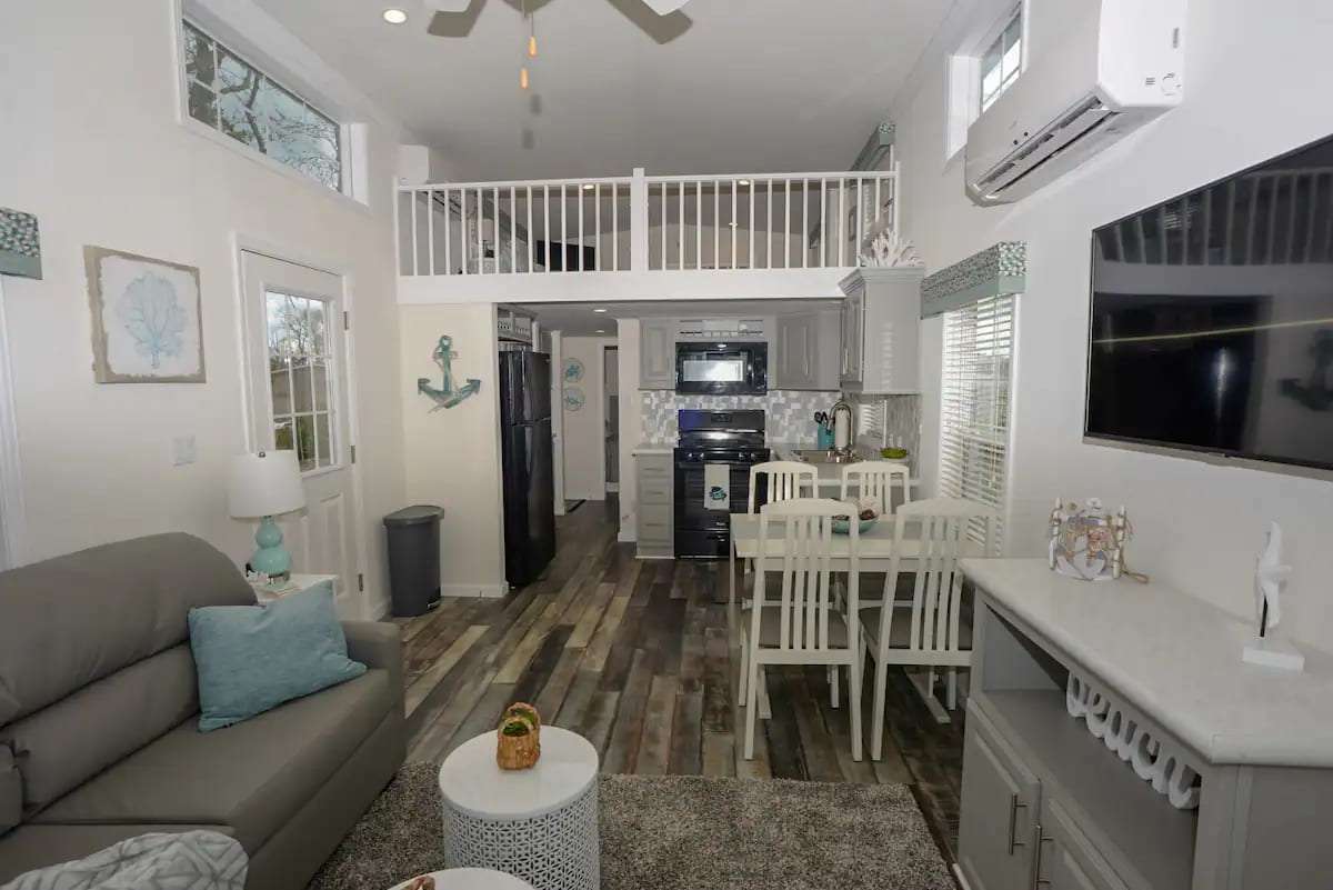 Cute Tiny Beach Home - Dream Tiny Living